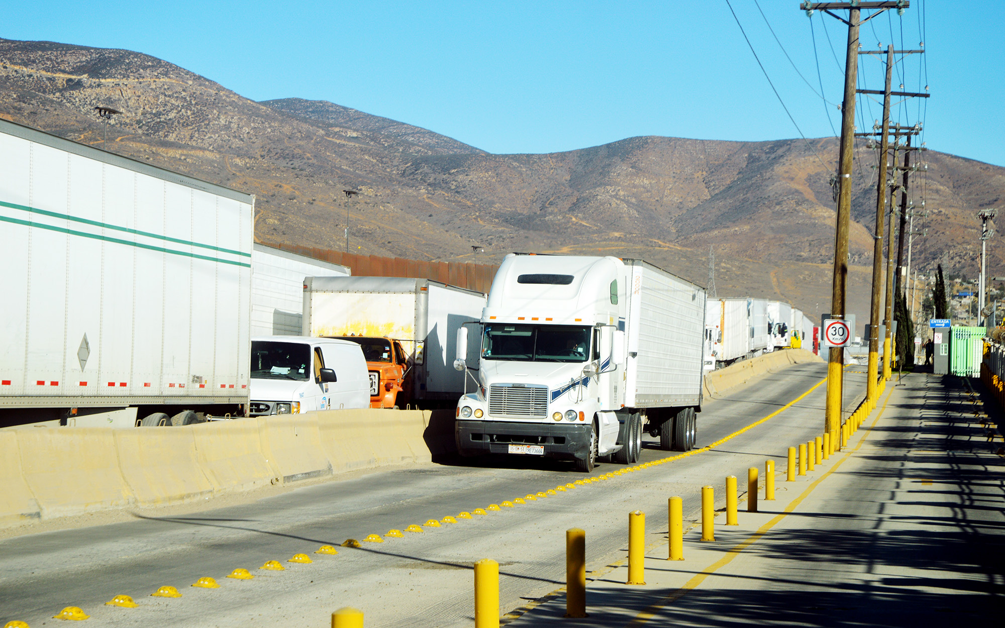 Habilitan carril en calle Chilpancingo para tráilers Fast que usan la ...