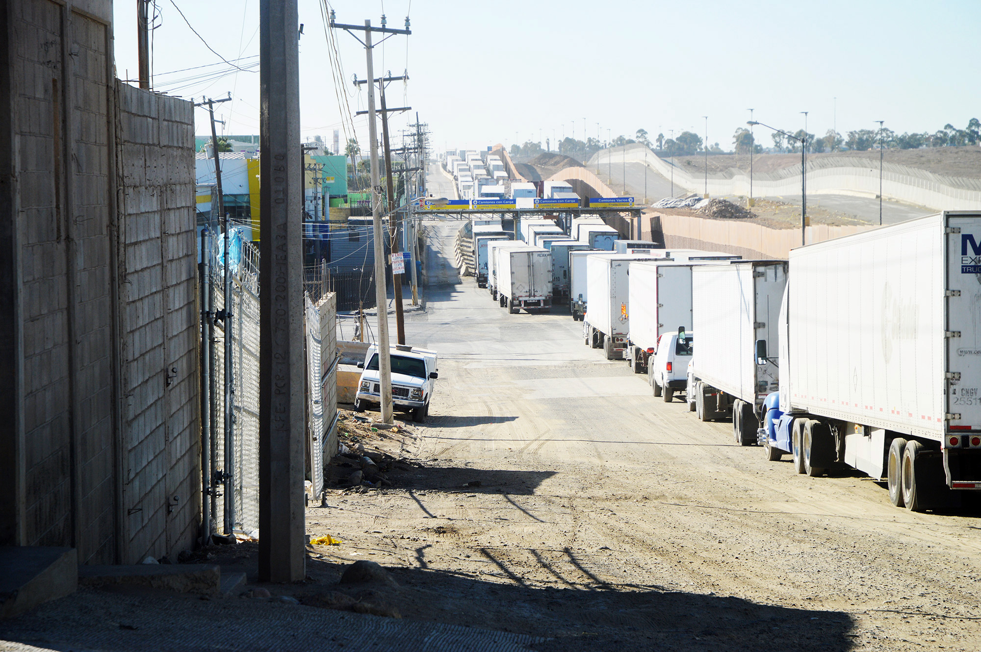Habilitan carril en calle Chilpancingo para tráilers Fast que usan la ...
