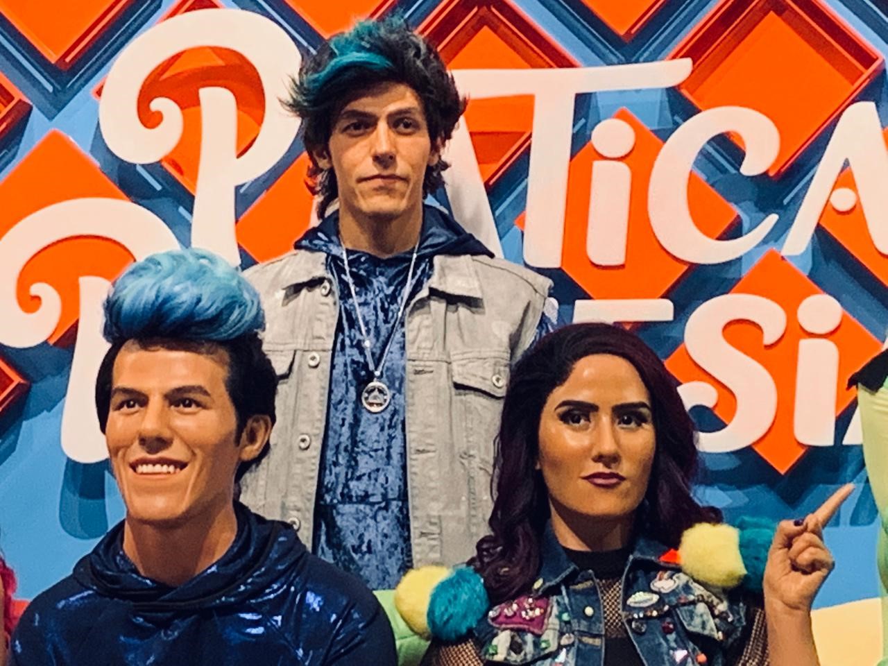 Polinesios celebran 10 años de trayectoria con escultura en museo de cera.