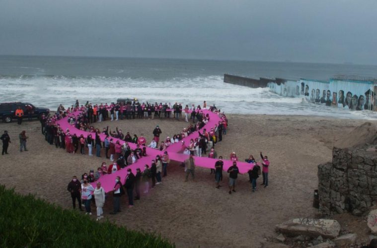 Organizan gran moño rosa en la playa por el día mundial del cáncer de mama