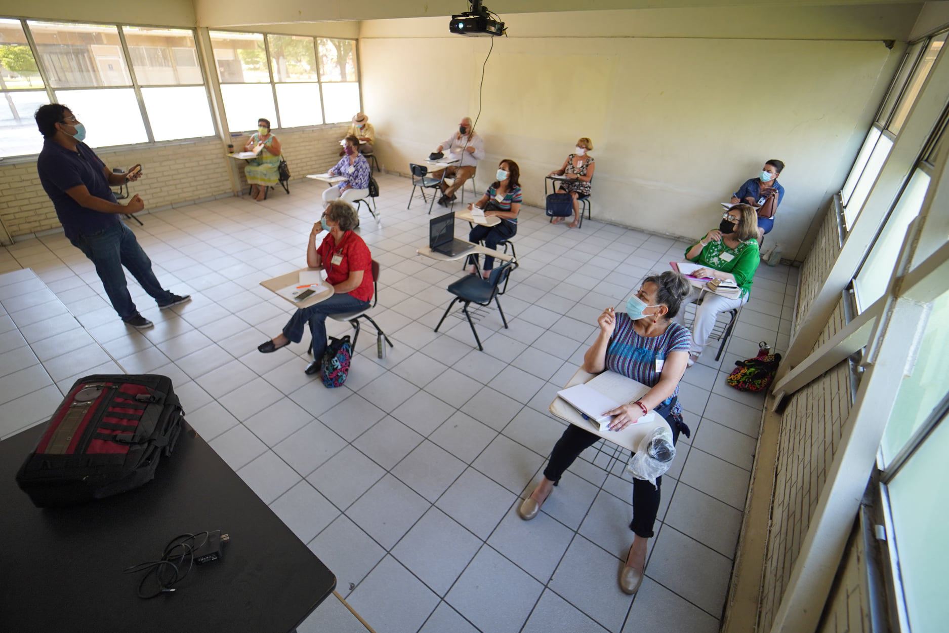 UABC recibe en sus aulas a estudiantes adultos mayores.