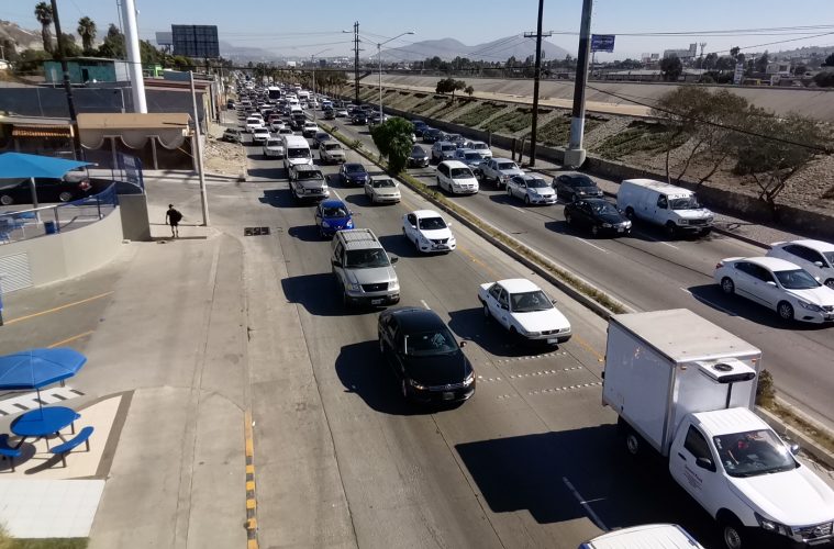 El estacionamiento que es la vía rápida.